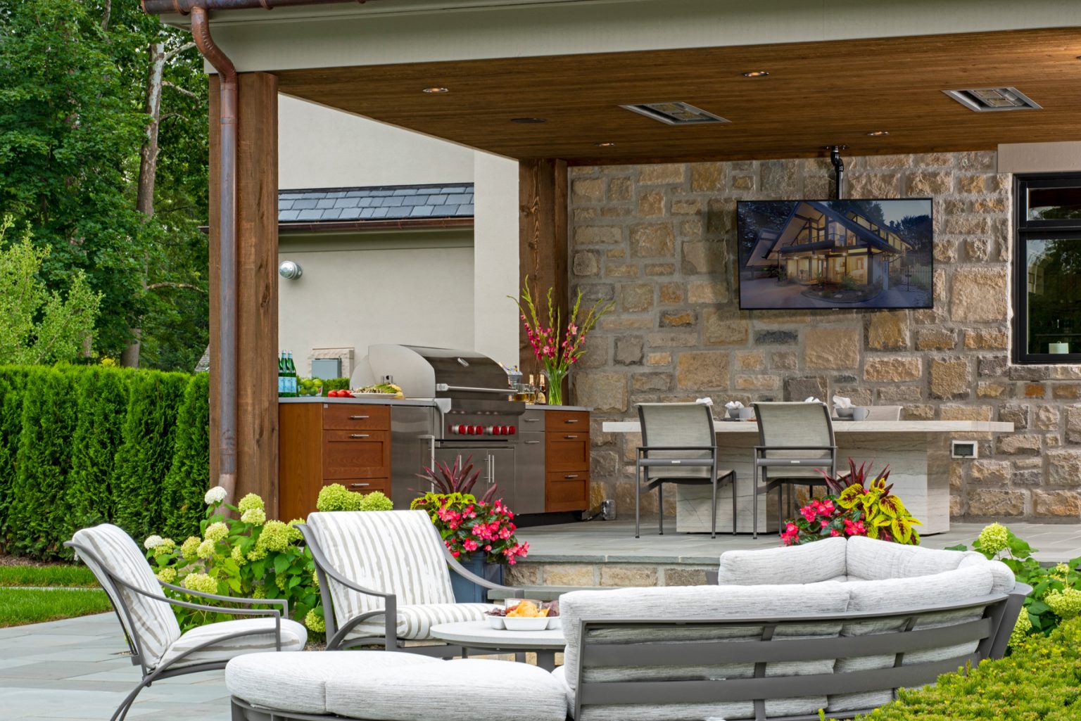 4 Must-Have Design Ideas for Outdoor Living Rooms