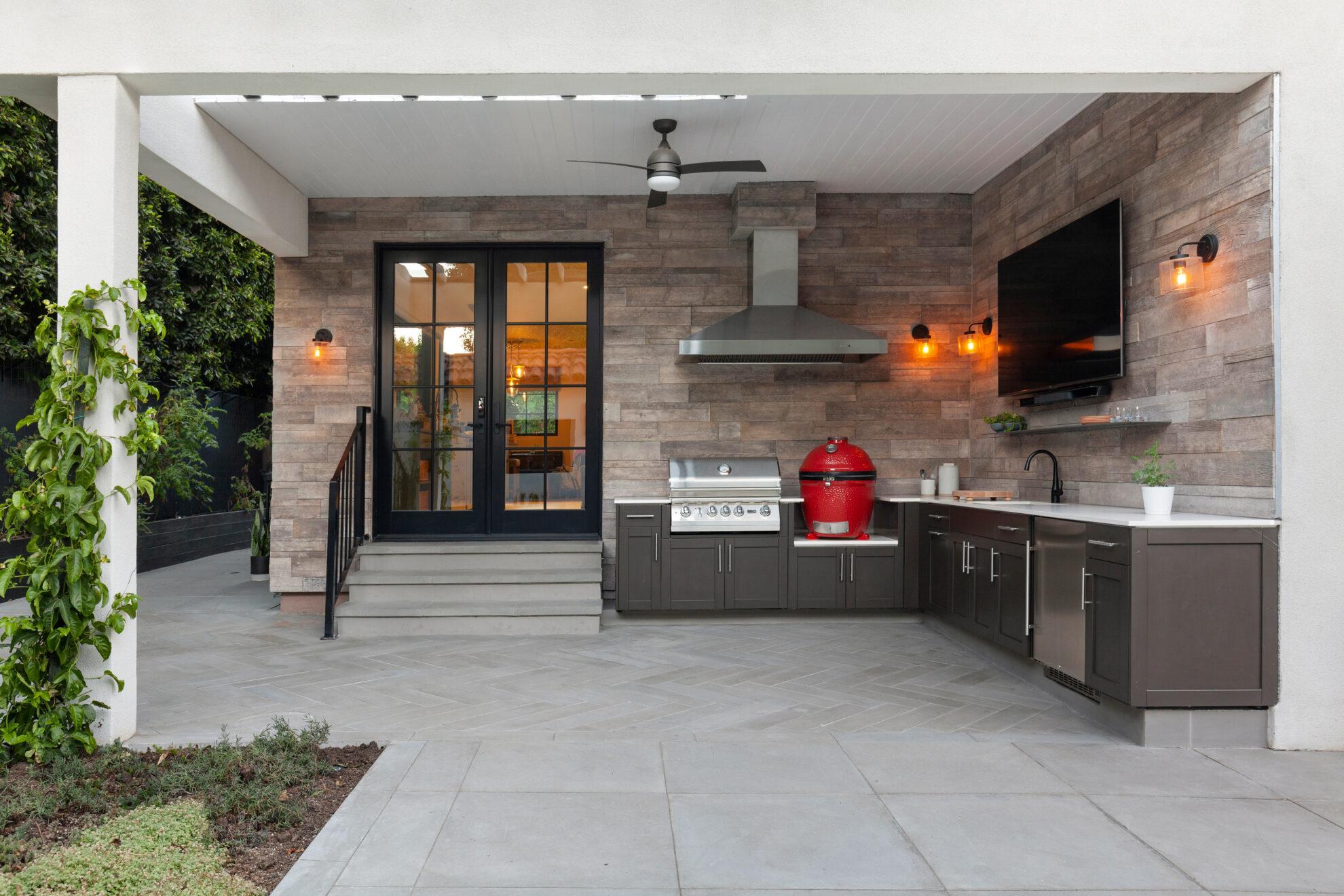 Outdoor Covered Kitchen Ideas: California and Florida Rooms